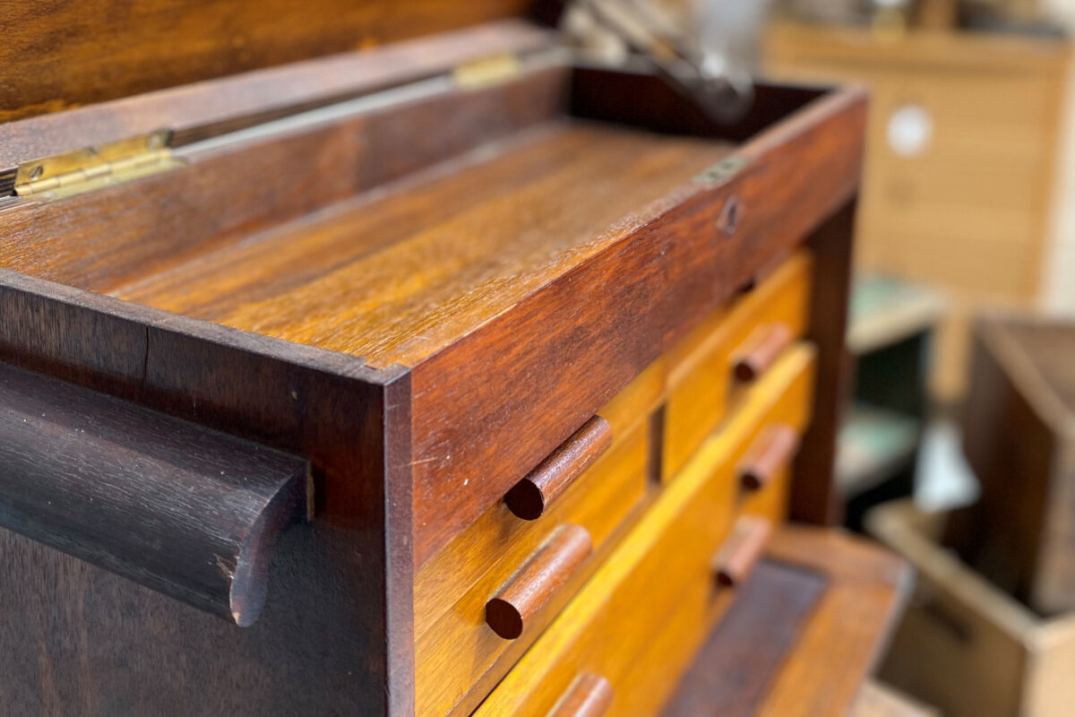 HUDSON’S Home & Antiques – Antiques. Interiors. Café.